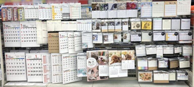 ダイソーのカレンダー2026年版まとめ！壁掛け、卓上、シール等 | Minimal Life Log